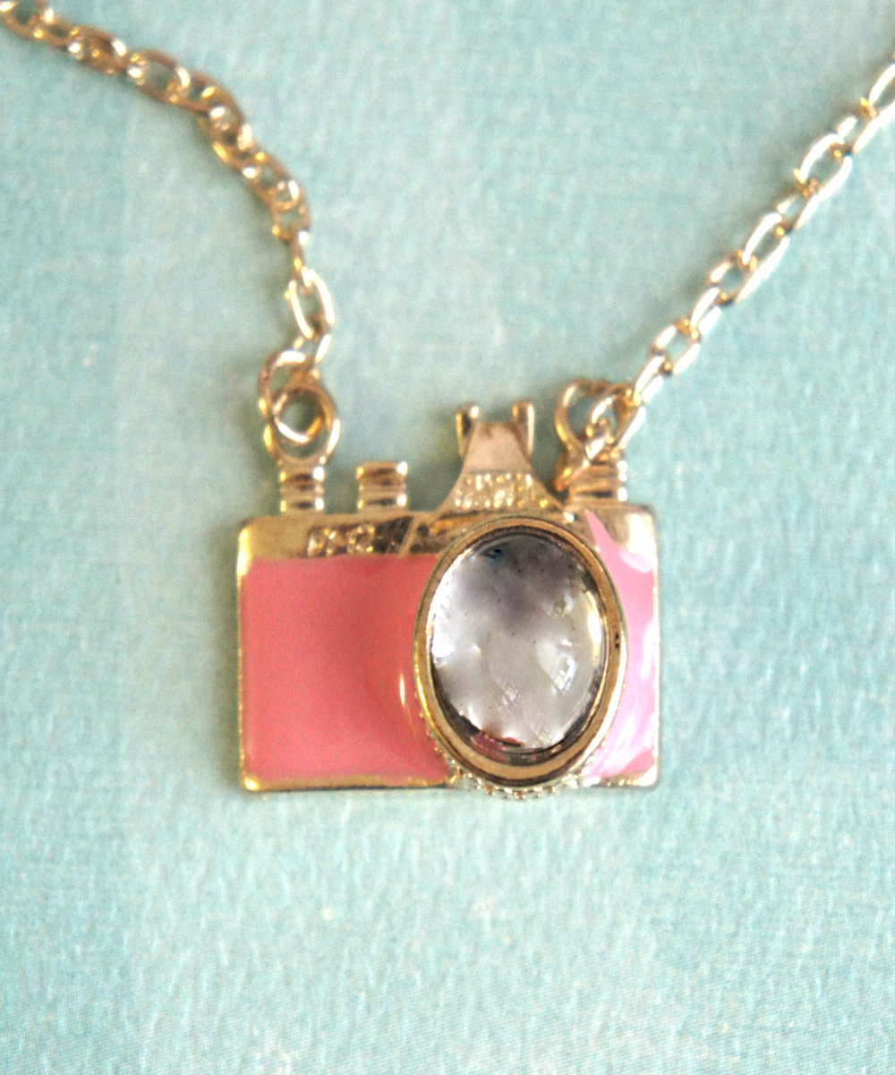 Pink Camera Necklace on Luulla